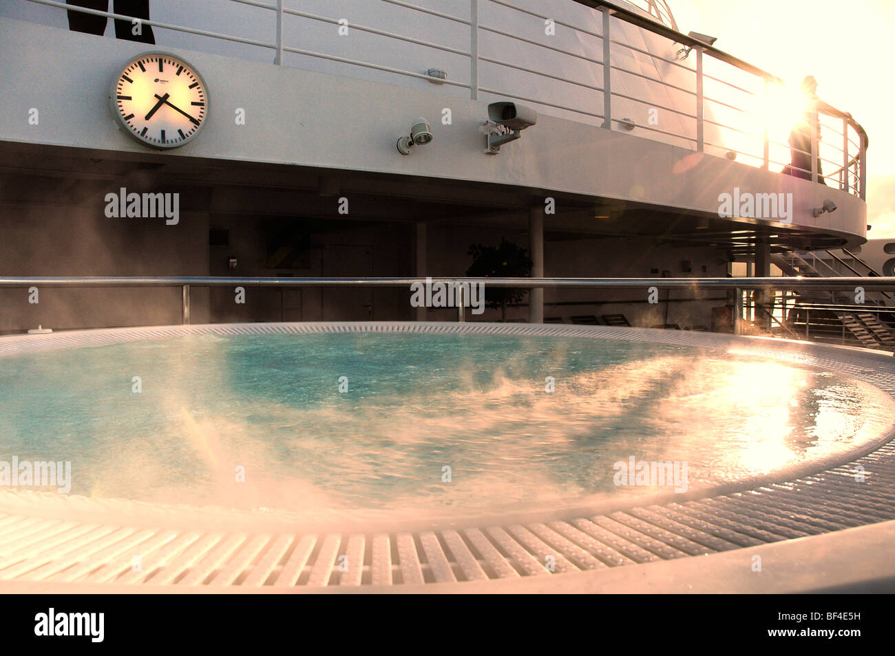 Jacuzzi on the open deck of the Queen Mary 2 cruise ship Stock Photo ...