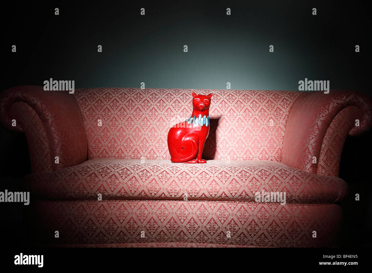 Porcelain cat hi-res stock photography and images - Alamy