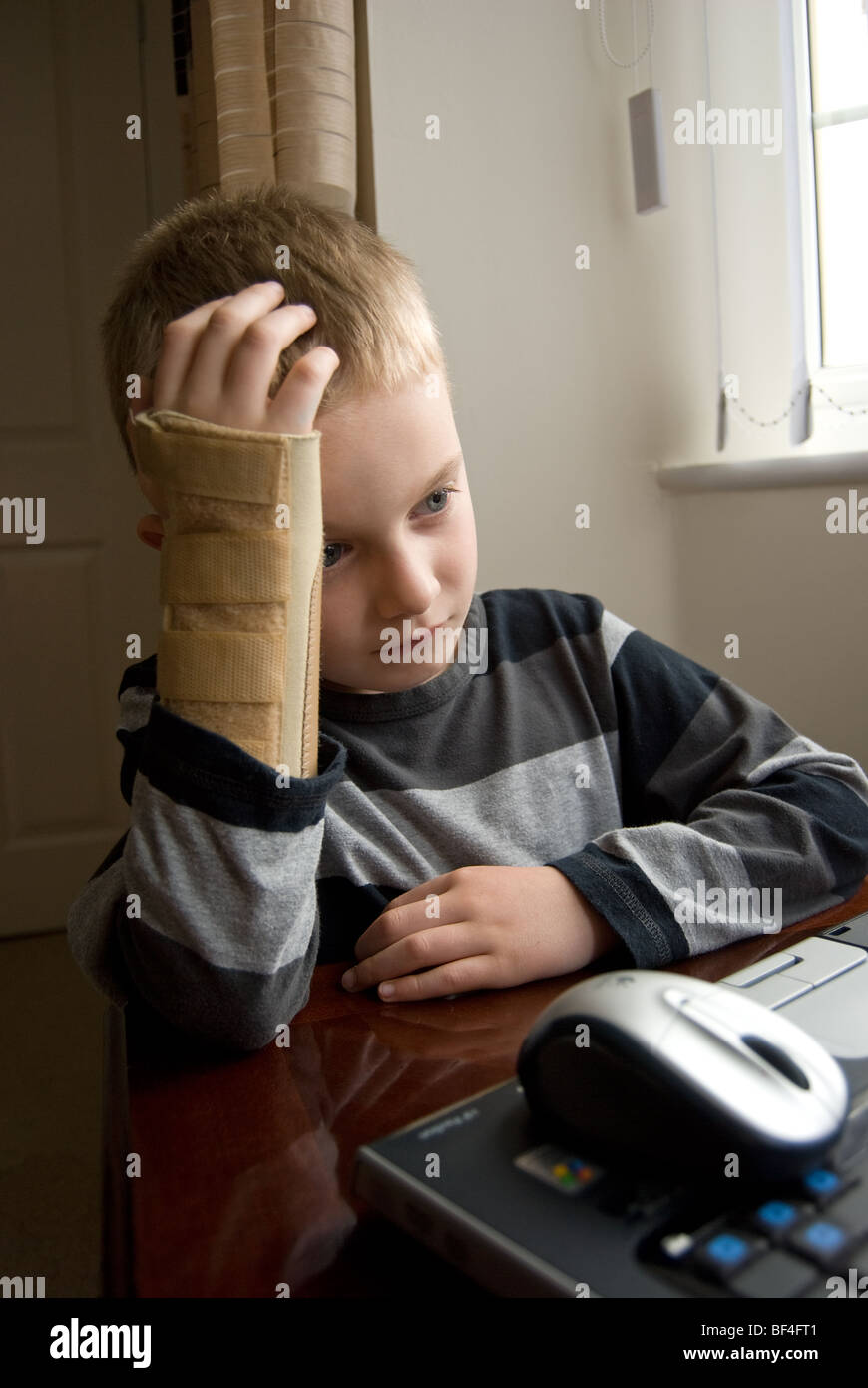 Arm injury child splint hi-res stock photography and images - Alamy
