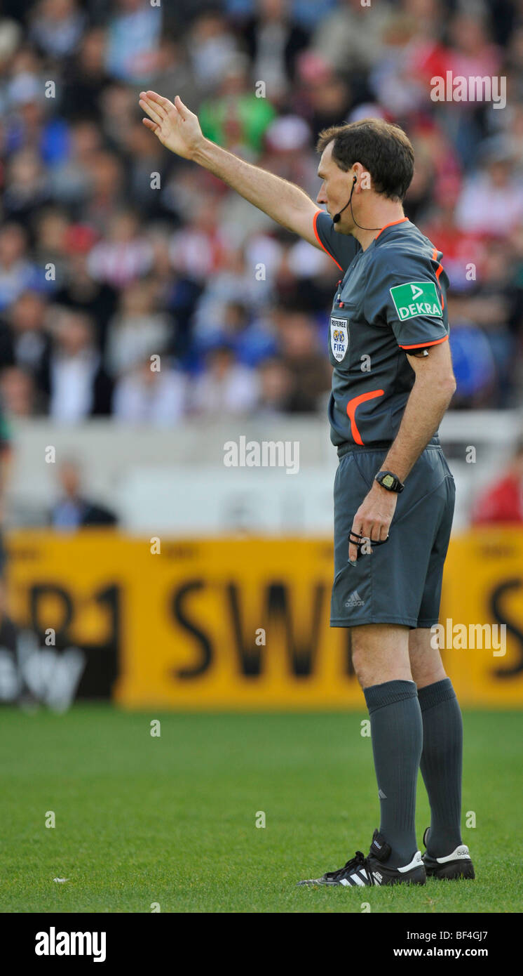 Soccer referee hand signals hi-res stock photography and images - Alamy