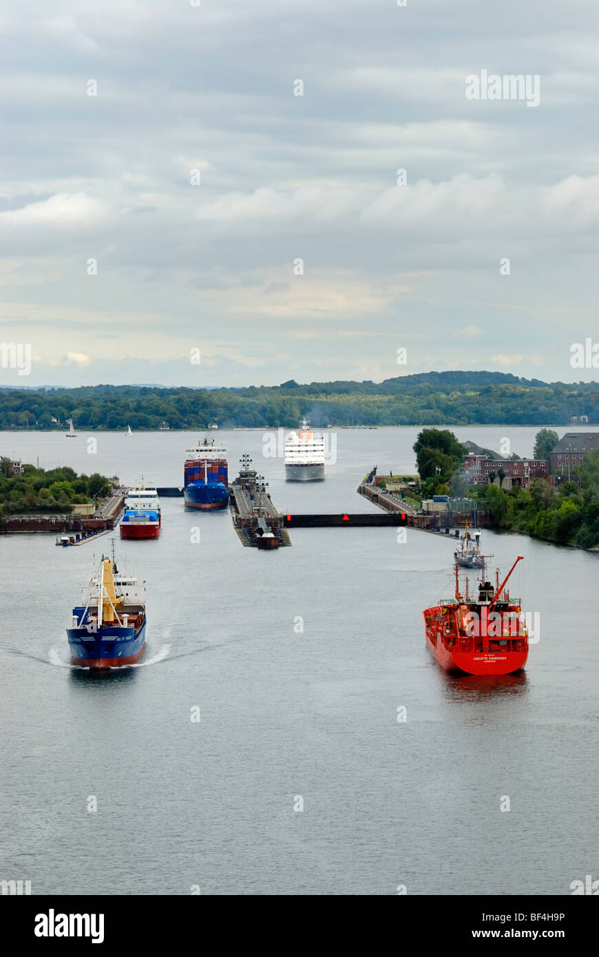 Shipping traffic on the Kiel-Canal, in the back the Schleuse Holtenau ...