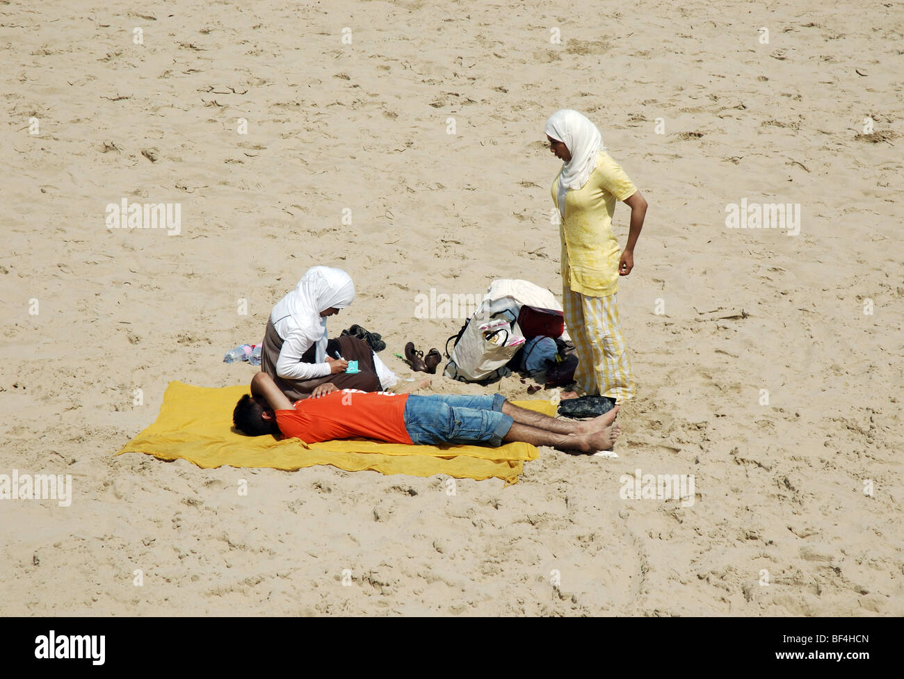 Muslim woman beach hi-res stock photography and images - Alamy