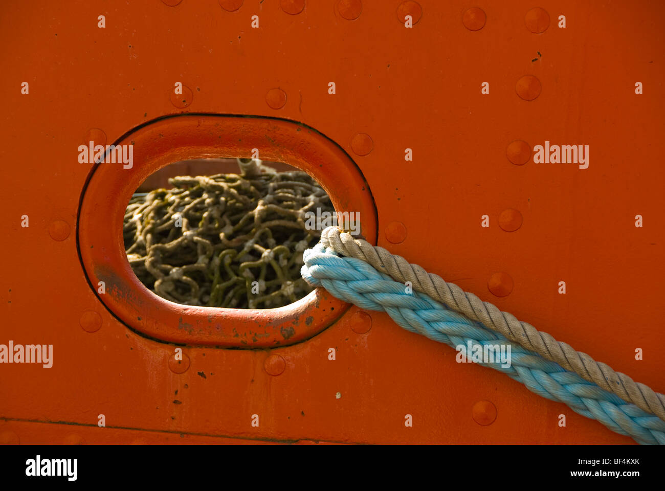 Mooring rope and part of ships hull Stock Photo - Alamy