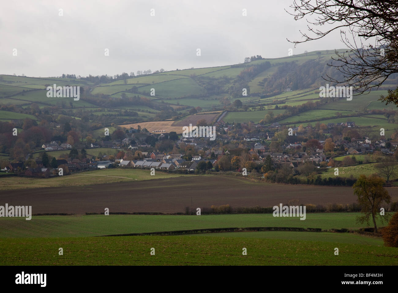 The village of Clun, nestling in the Clun Valley, Shropshire Stock ...