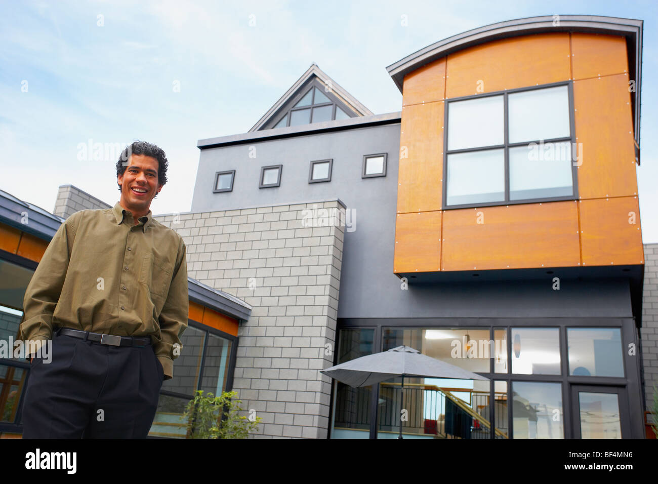 Mid man modern house outdoors hi-res stock photography and images - Alamy