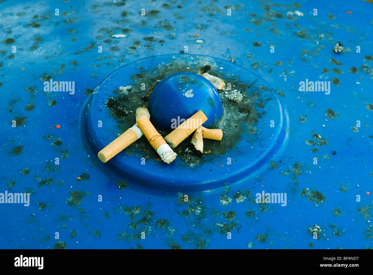 Cigarette bin stub end hi-res stock photography and images - Alamy