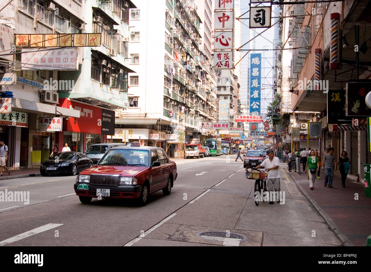 Hong Kong, Kowloon district, typical street with old buildings Stock ...