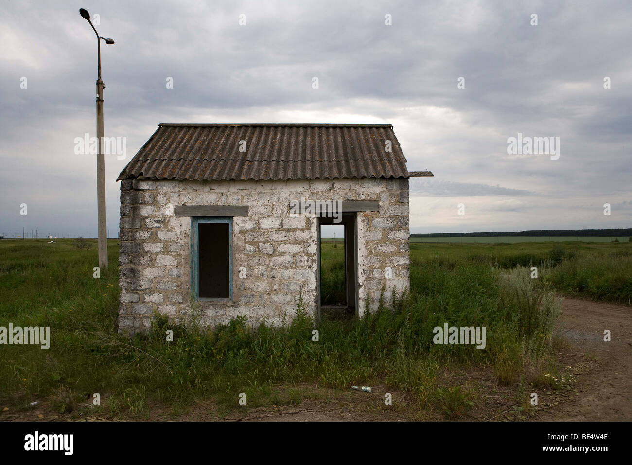 Abandoned hut hi-res stock photography and images - Alamy