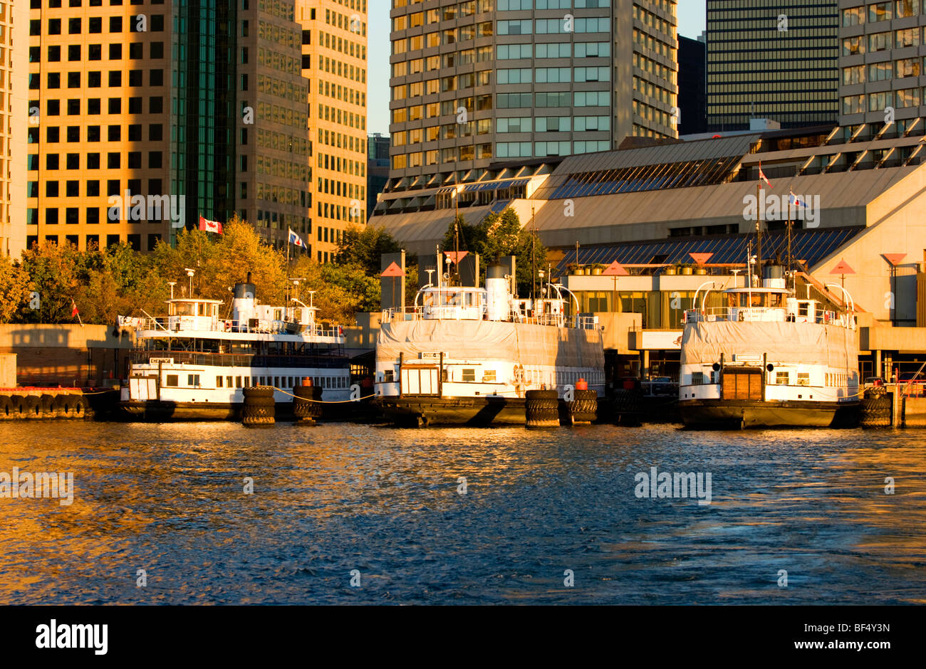 Toronto Island ferry docks Stock Photo - Alamy