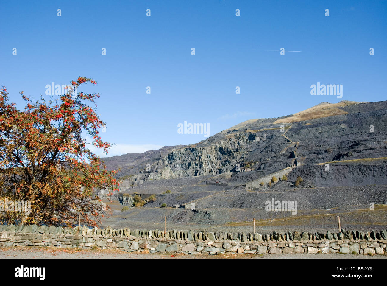 Disused mine buildings slate mine hi-res stock photography and images ...