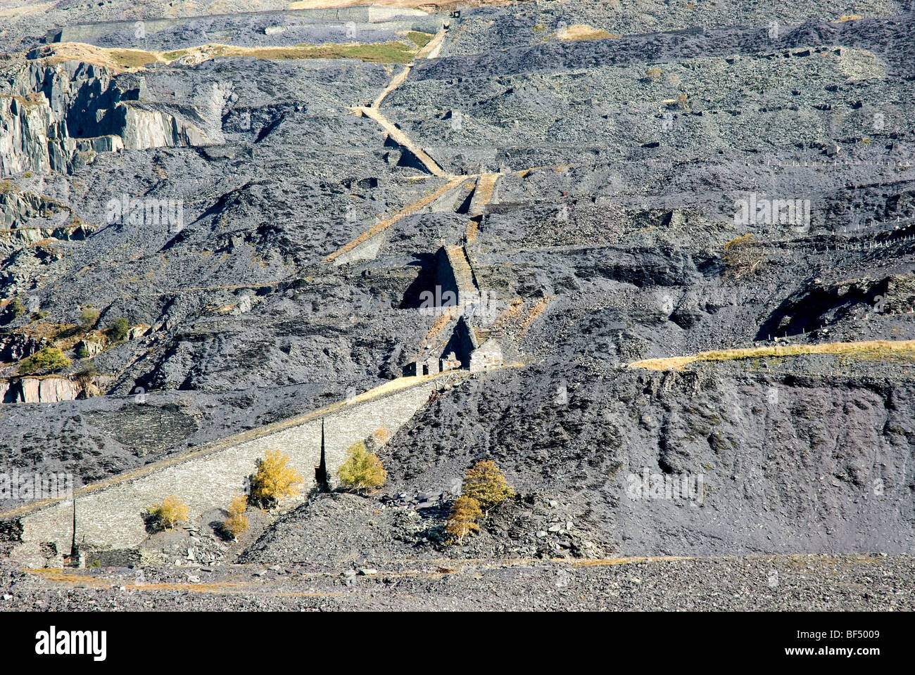 Llanberis abandoned slate quarries hi-res stock photography and images ...