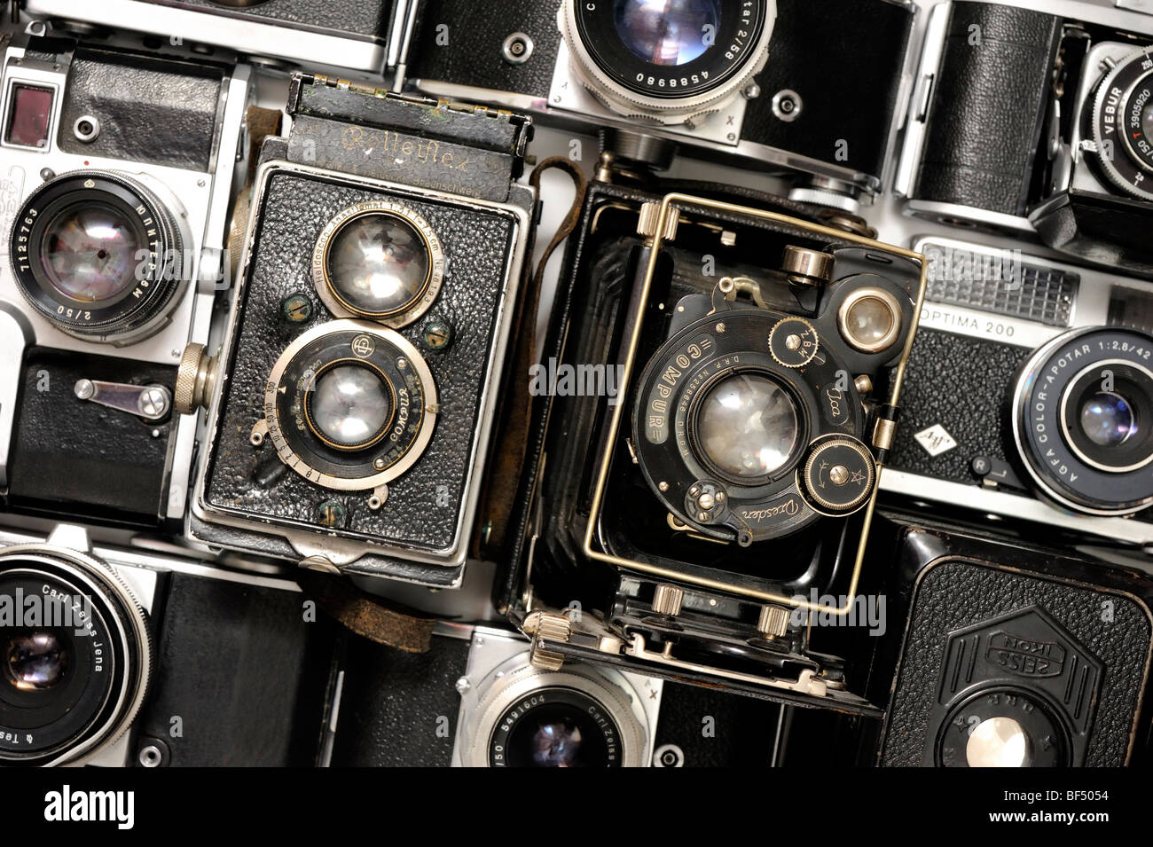 Collection of old cameras Stock Photo - Alamy