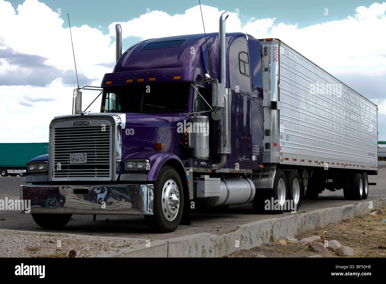 American lorries hi-res stock photography and images - Alamy