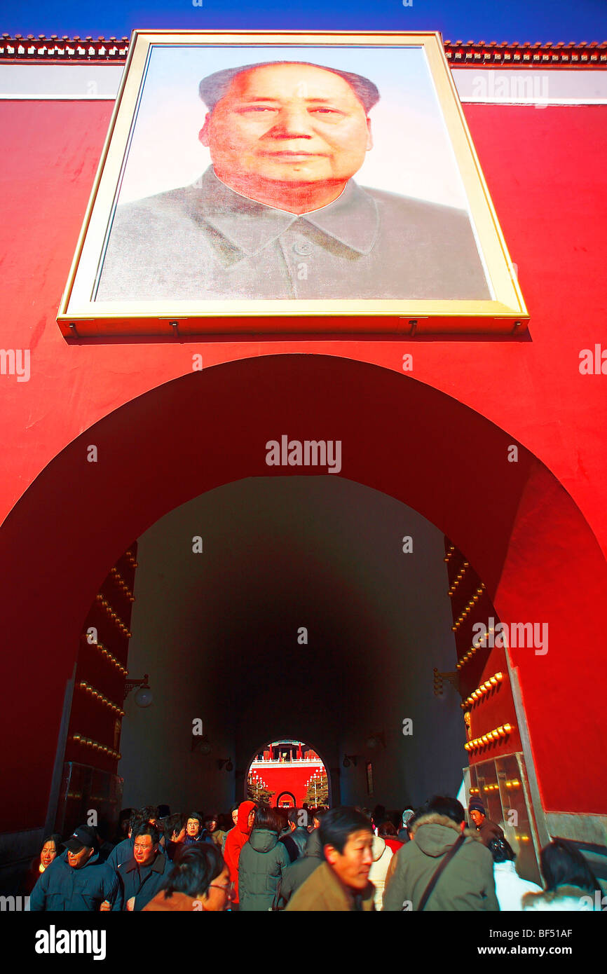 Portrait of Mao Zedong hang above the gateway of Tian'An Men Gate ...