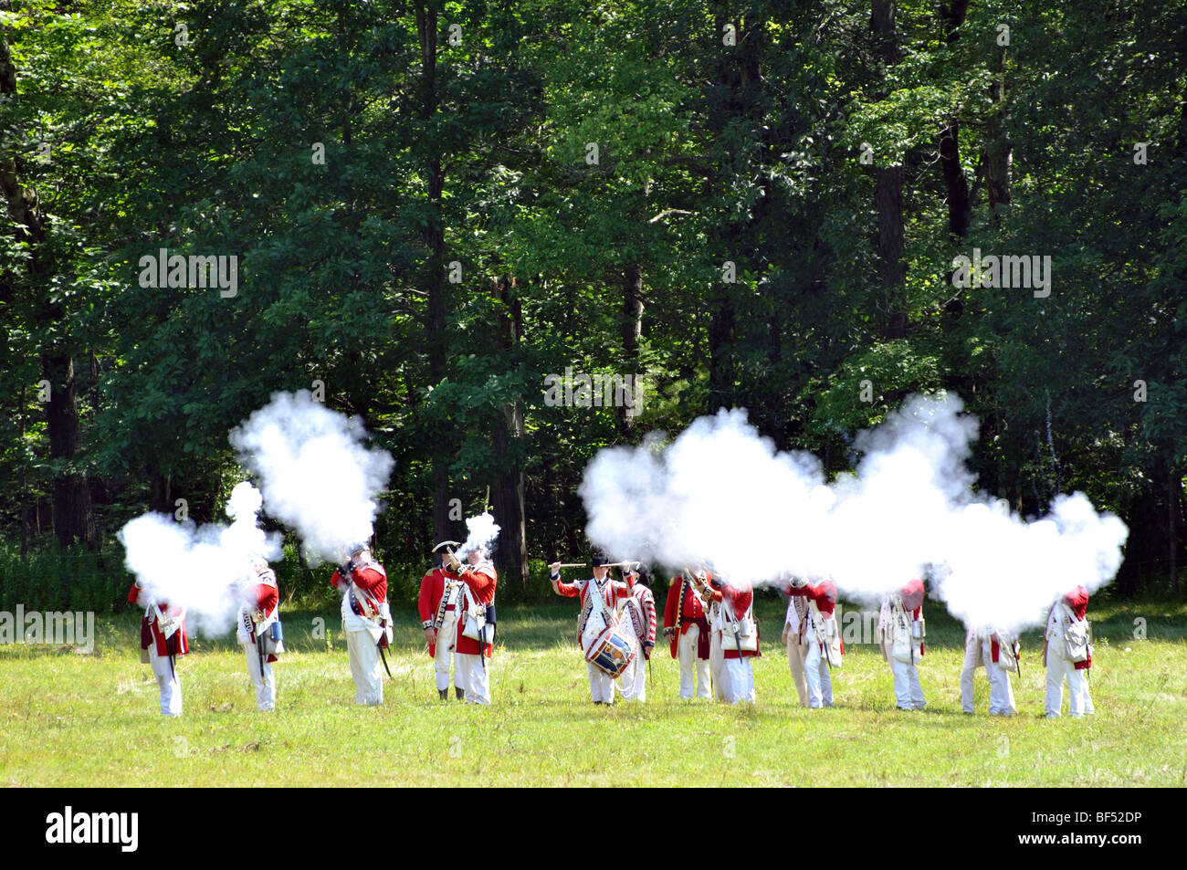 British Redcoats in battle - costumed American Revolutionary War (1770 ...