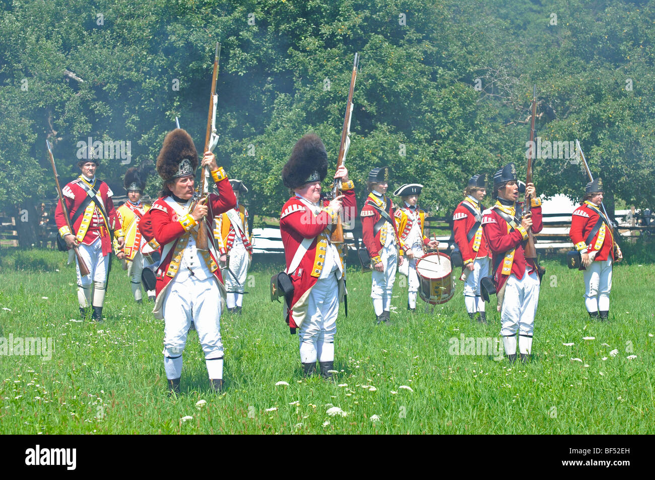 British Redcoats in battle - costumed American Revolutionary War (1770 ...