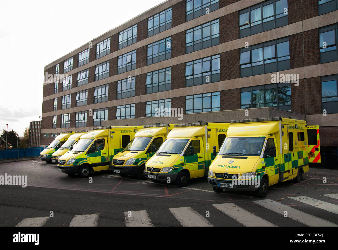 Hospital ambulance hi-res stock photography and images - Alamy