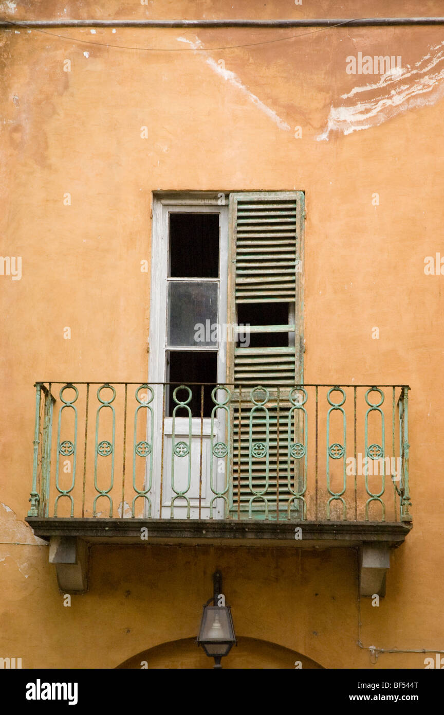 Broken shutter hi-res stock photography and images - Alamy