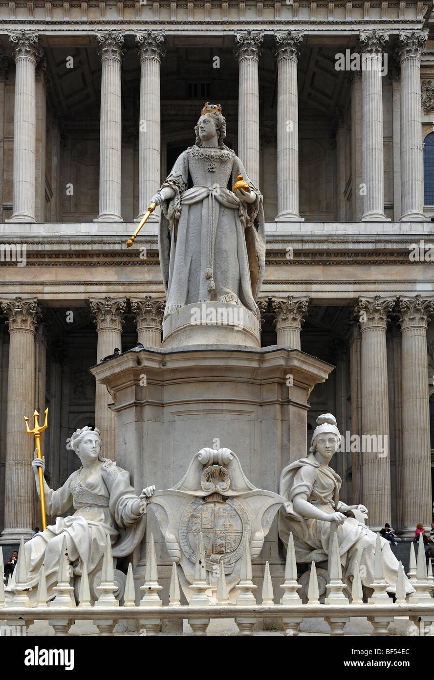 Queen anne statue sculpture hi-res stock photography and images - Alamy