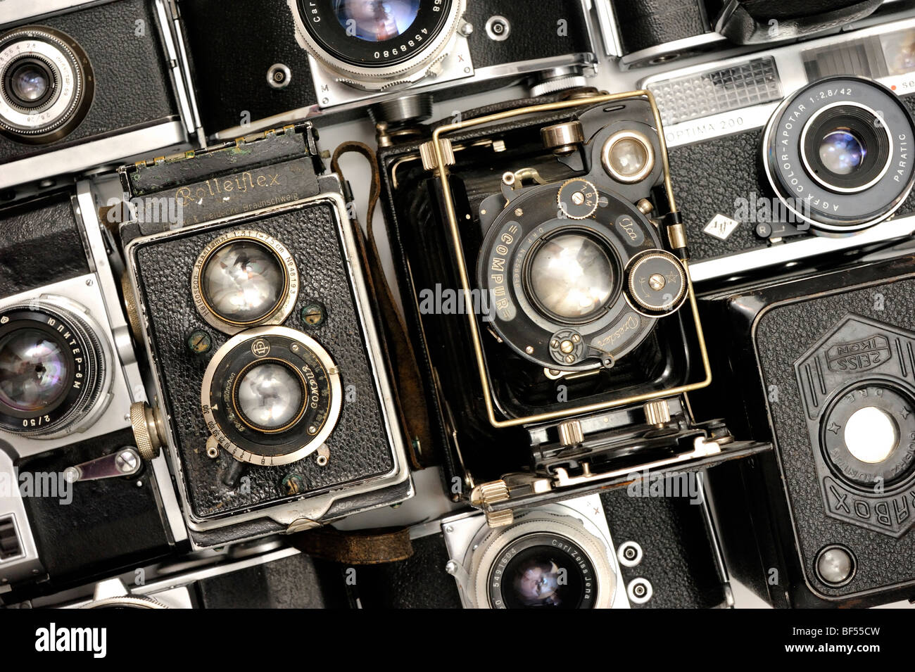 Collection of old cameras Stock Photo - Alamy