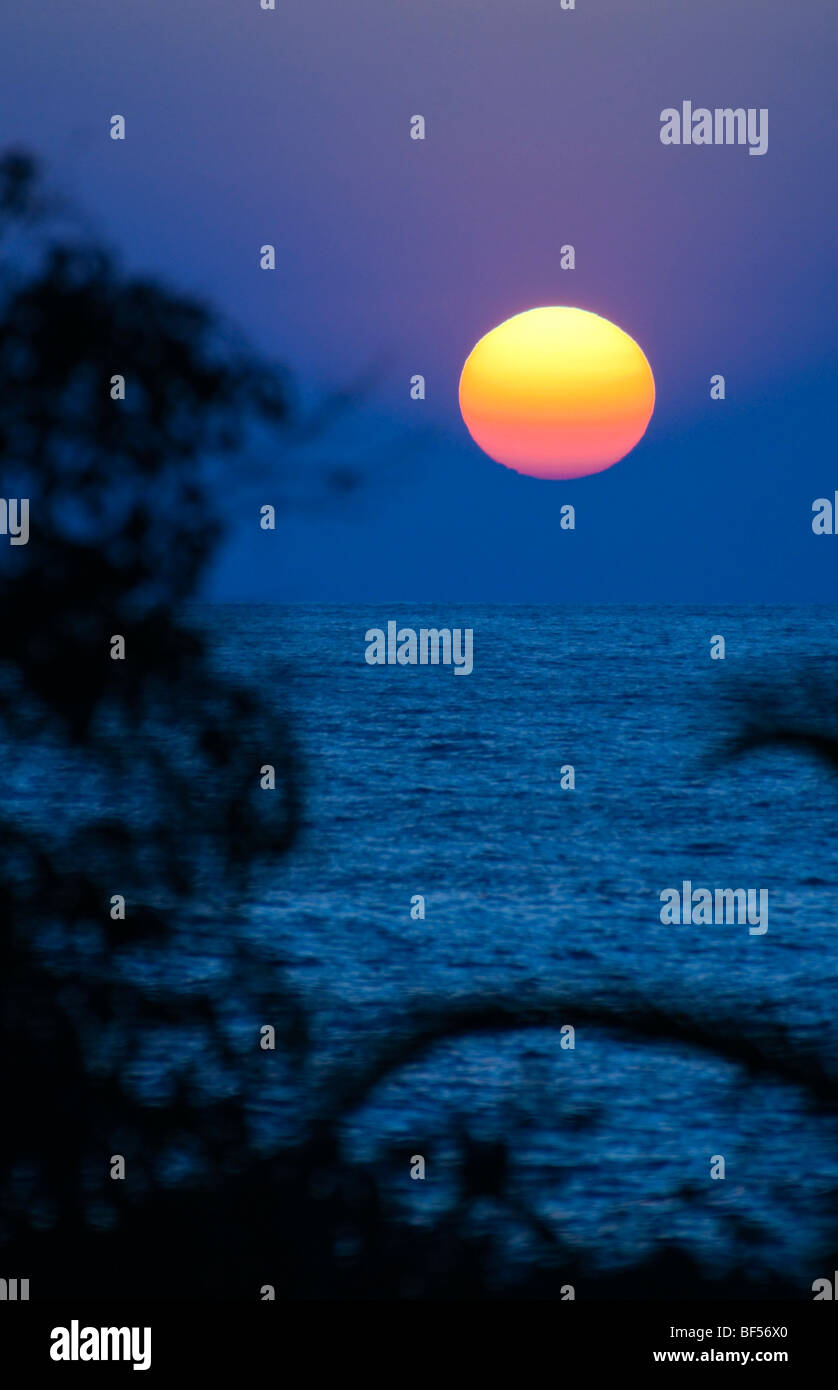 Big sun setting hi-res stock photography and images - Alamy