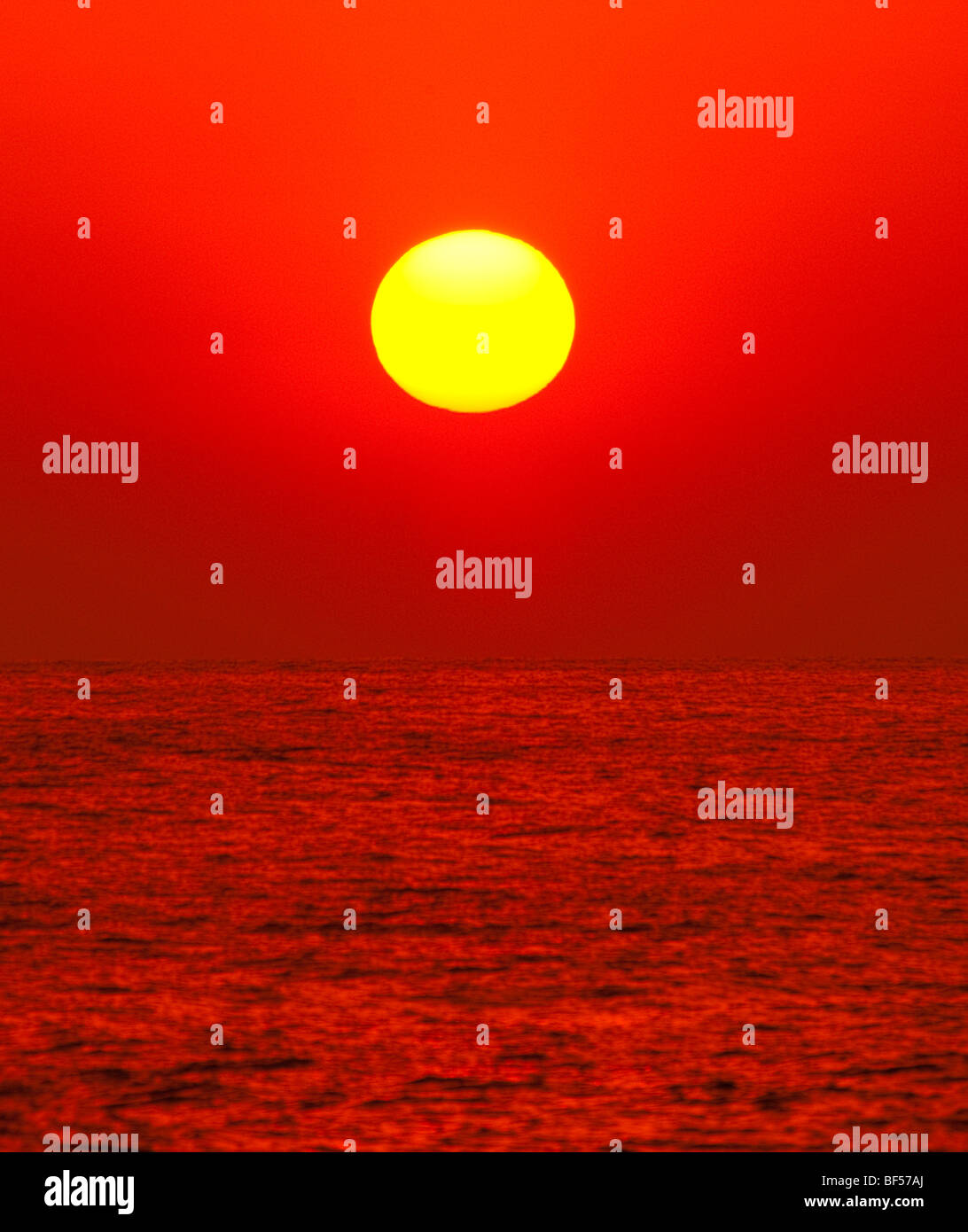 Big red sun hi-res stock photography and images - Alamy