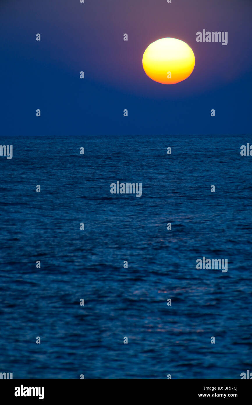 Big sun setting hi-res stock photography and images - Alamy