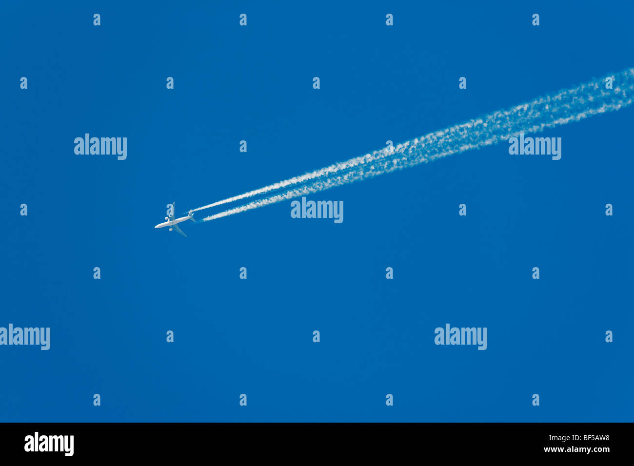 Jet aircraft contrail hi-res stock photography and images - Alamy