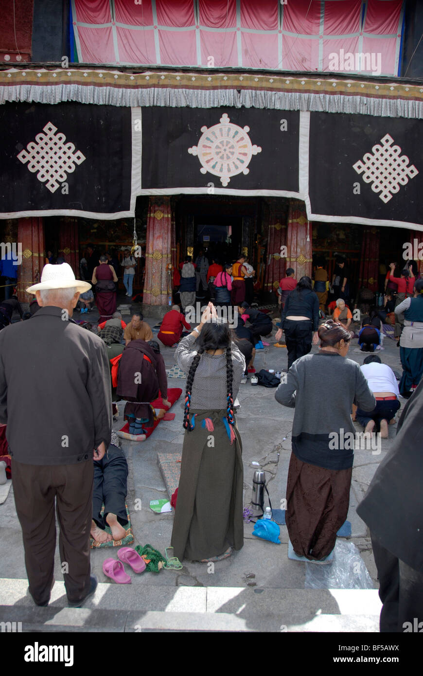 Tibetans kora jokhang temple hi-res stock photography and images - Alamy