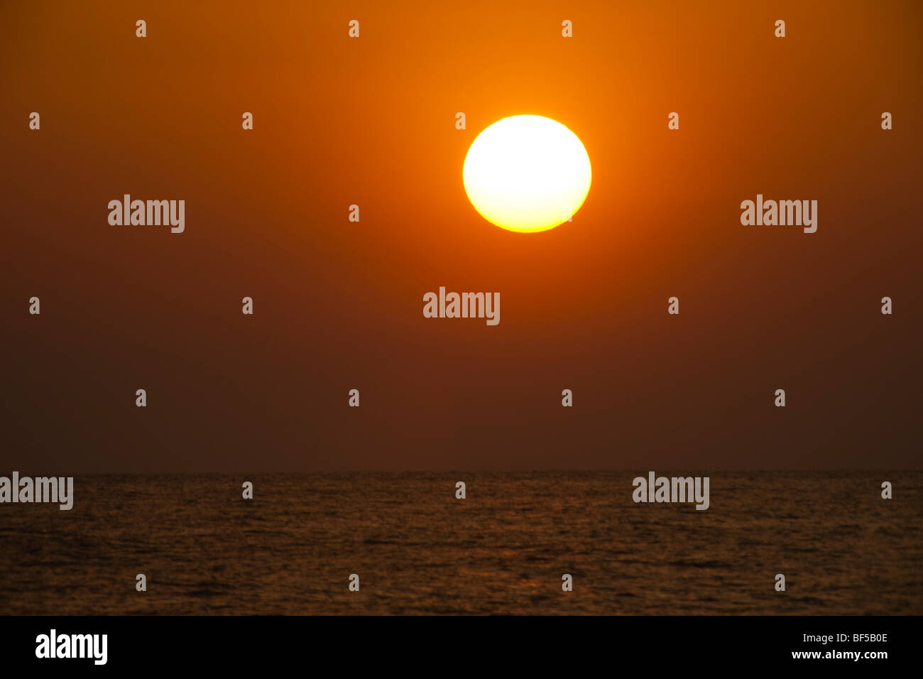 Big red sun hi-res stock photography and images - Alamy