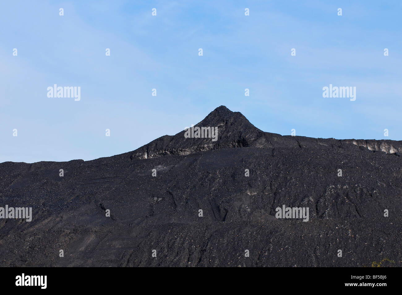 Coal piles hi-res stock photography and images - Alamy
