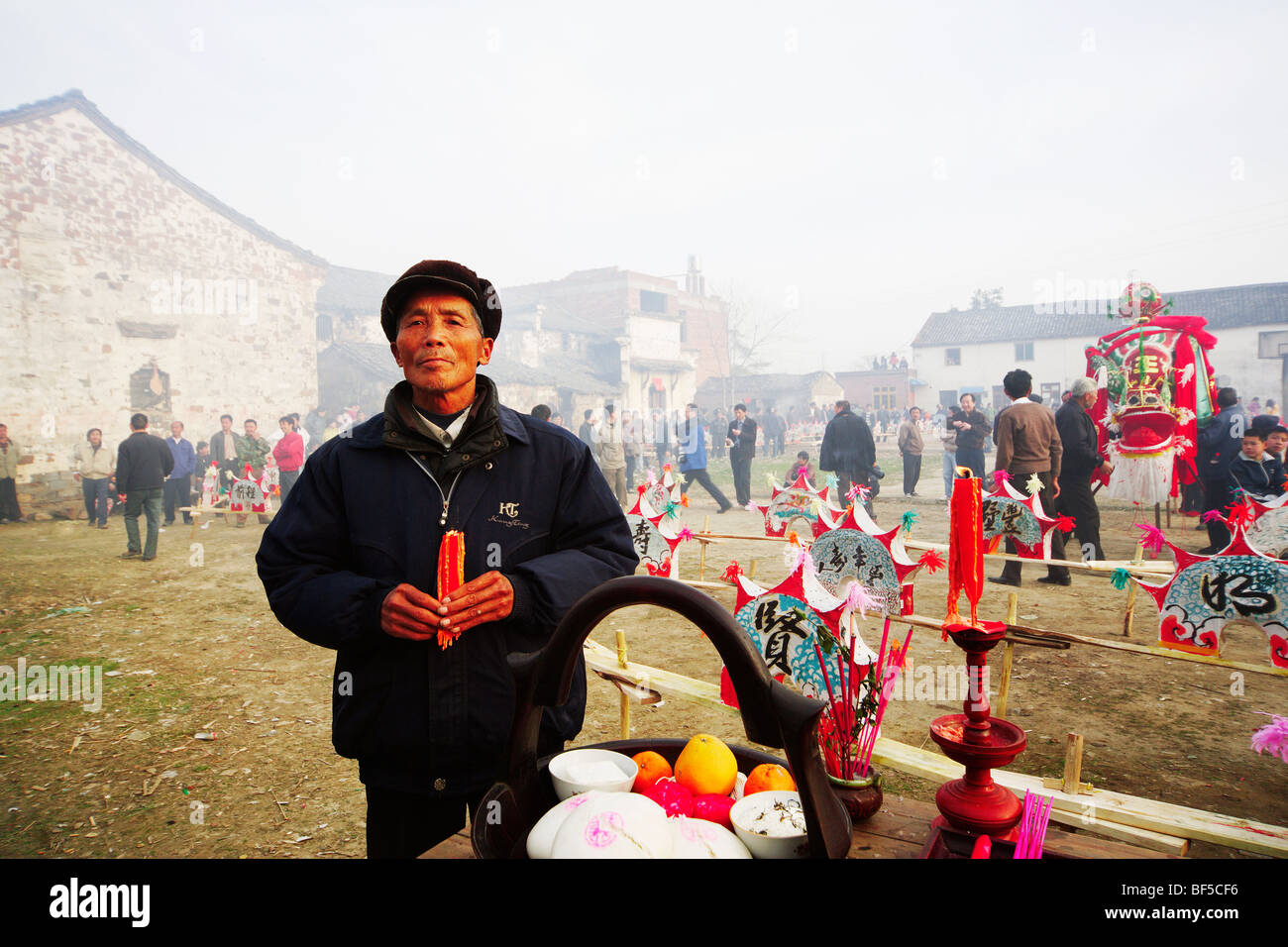 Chinese man making offering to the shrine during Spring Festival ...
