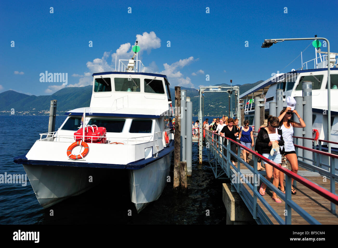 People getting on ferry boat hi-res stock photography and images - Alamy