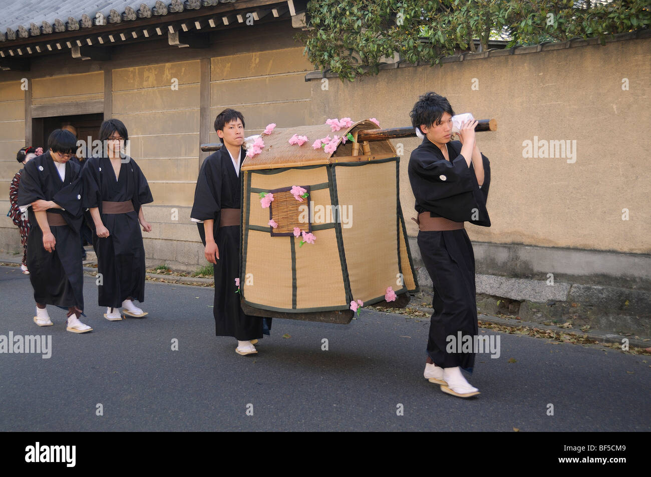 Litter carry hi-res stock photography and images - Alamy