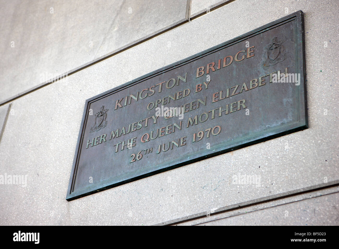 Kingston Bridge plaque commemorating the opening by Her Majesty Queen ...
