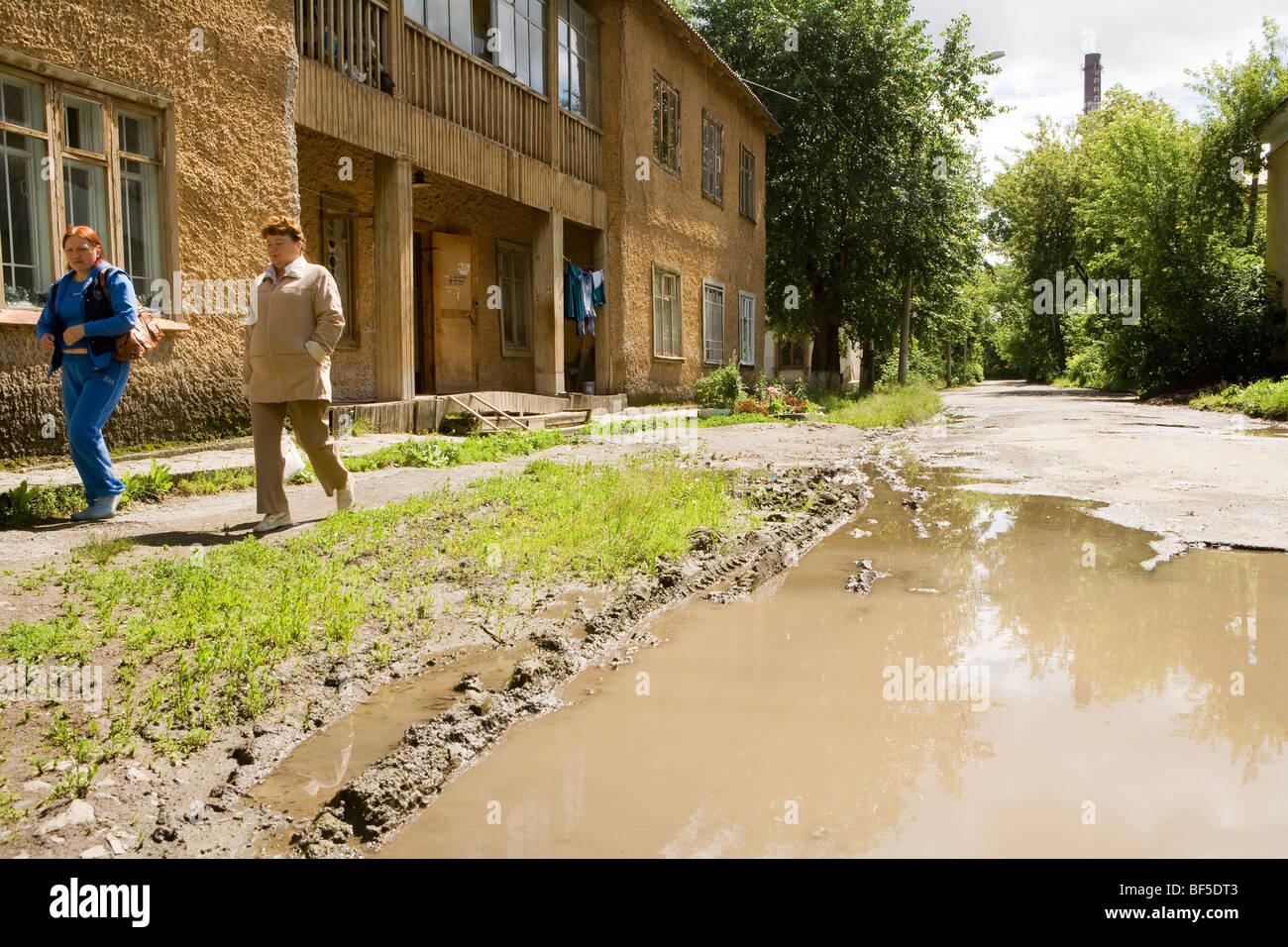 Muddy women hi-res stock photography and images - Alamy