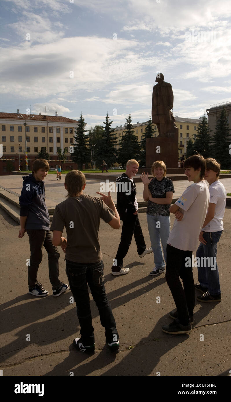 Teens socializing outside hi-res stock photography and images - Alamy
