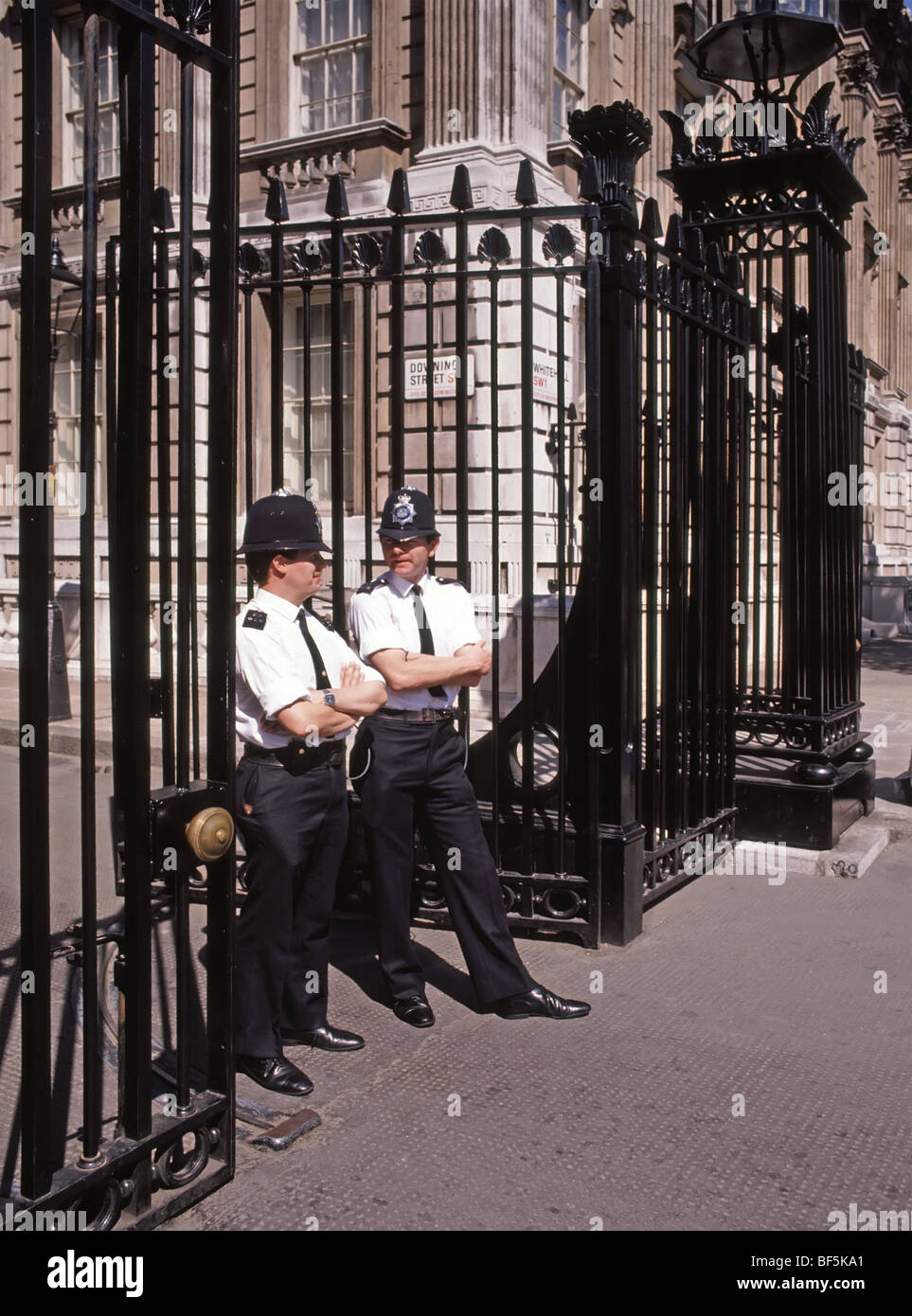 Police guarding the gates at 10 downing street hi-res stock photography ...