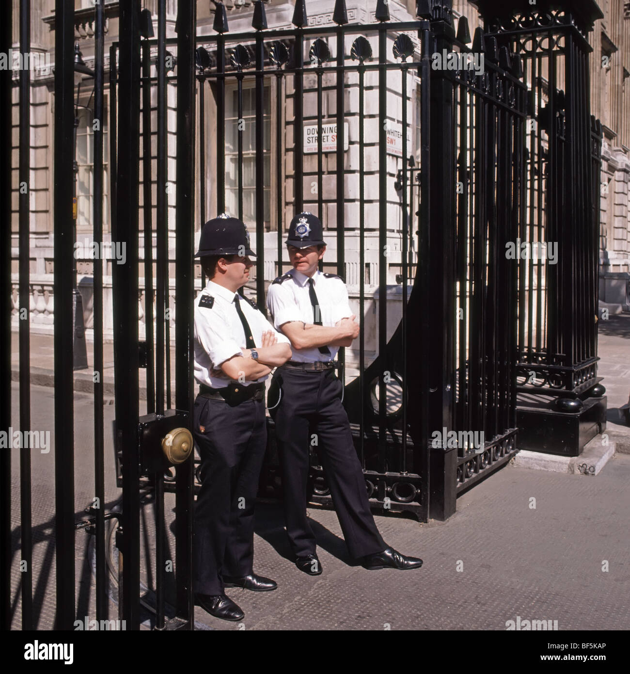Police guarding the gates at 10 downing street hi-res stock photography ...