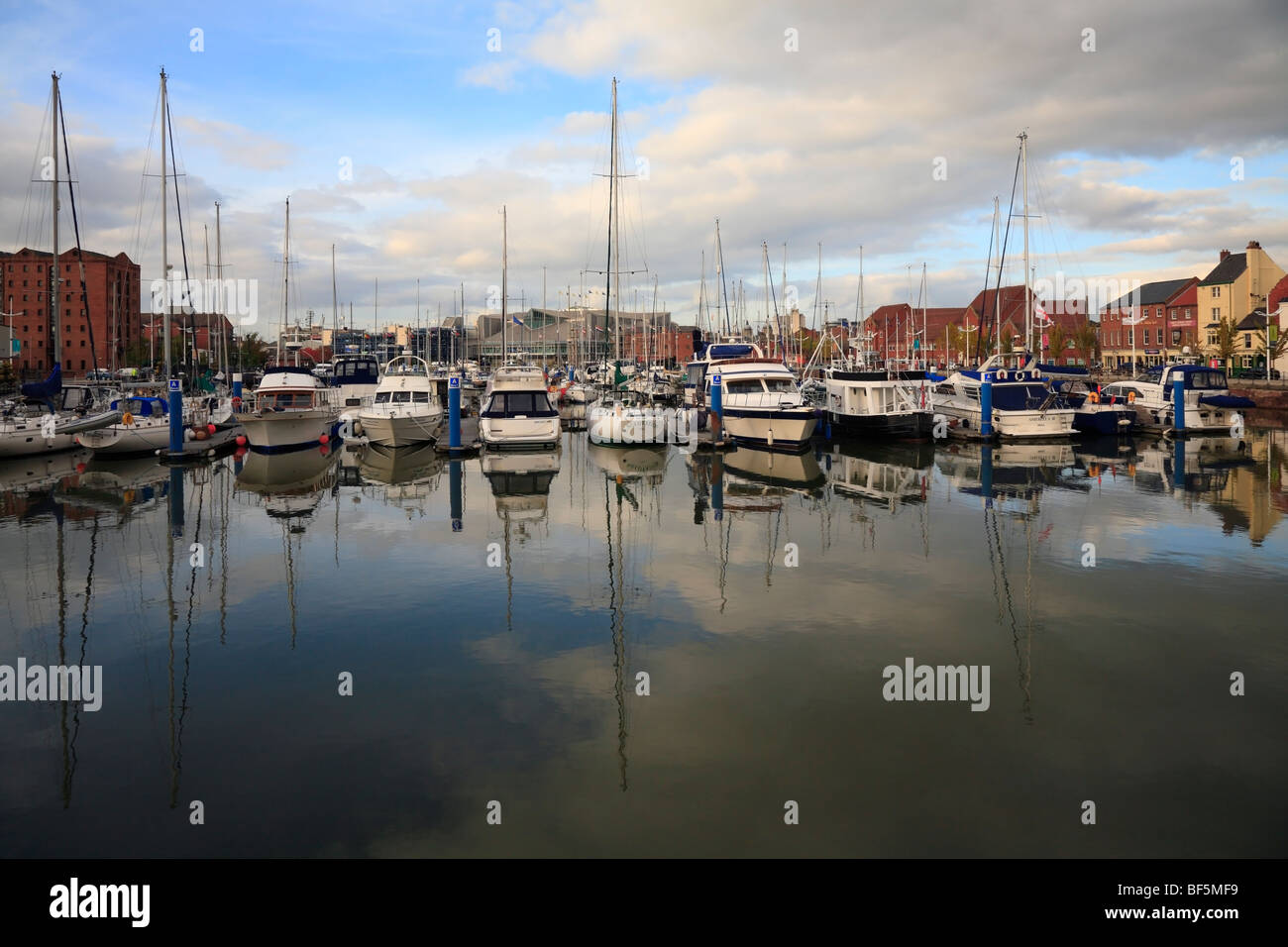 Waterfront hull hi-res stock photography and images - Alamy