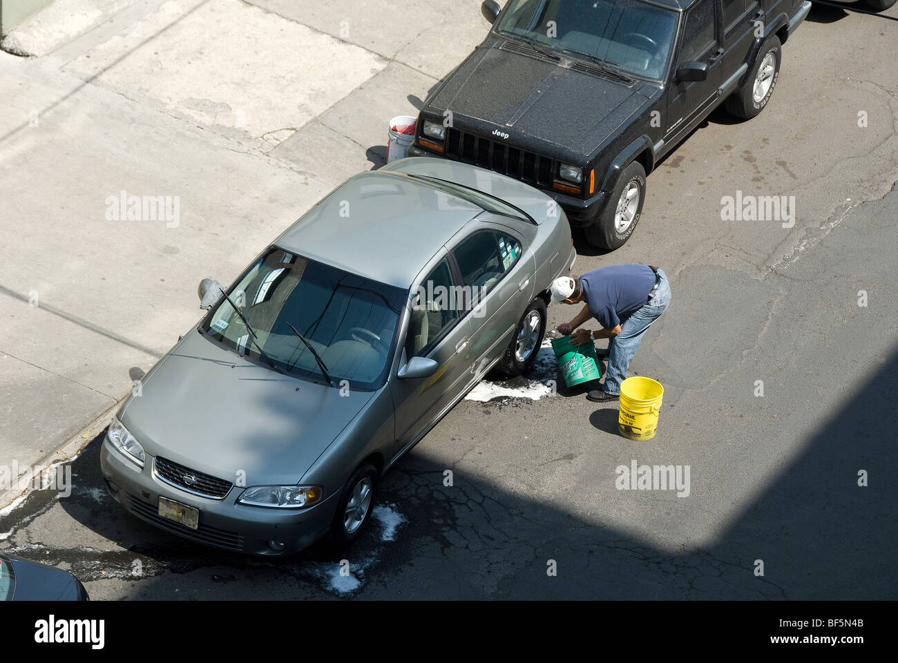 a mexican man washing a car Stock Photo - Alamy