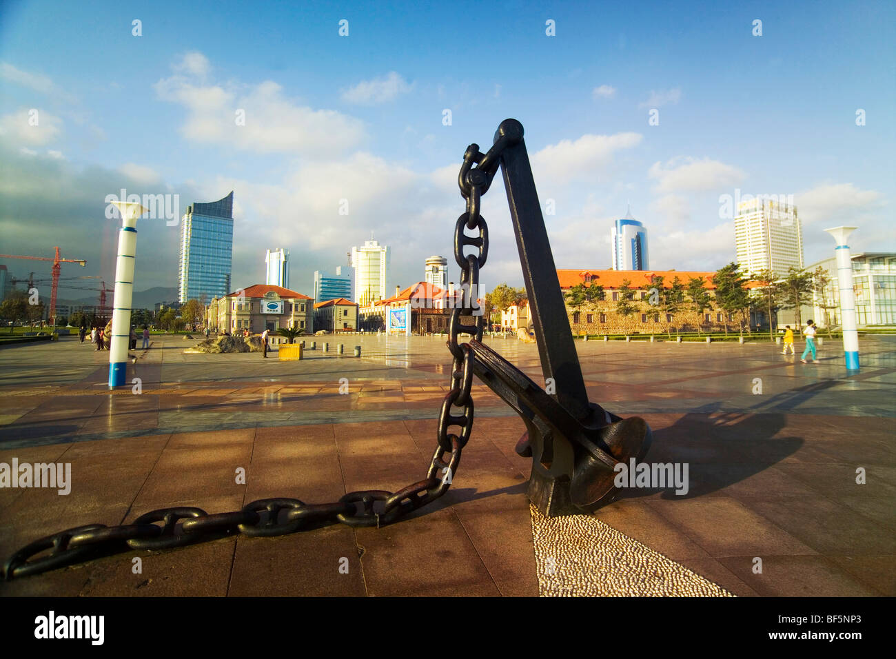 Statue anchor hi-res stock photography and images - Alamy