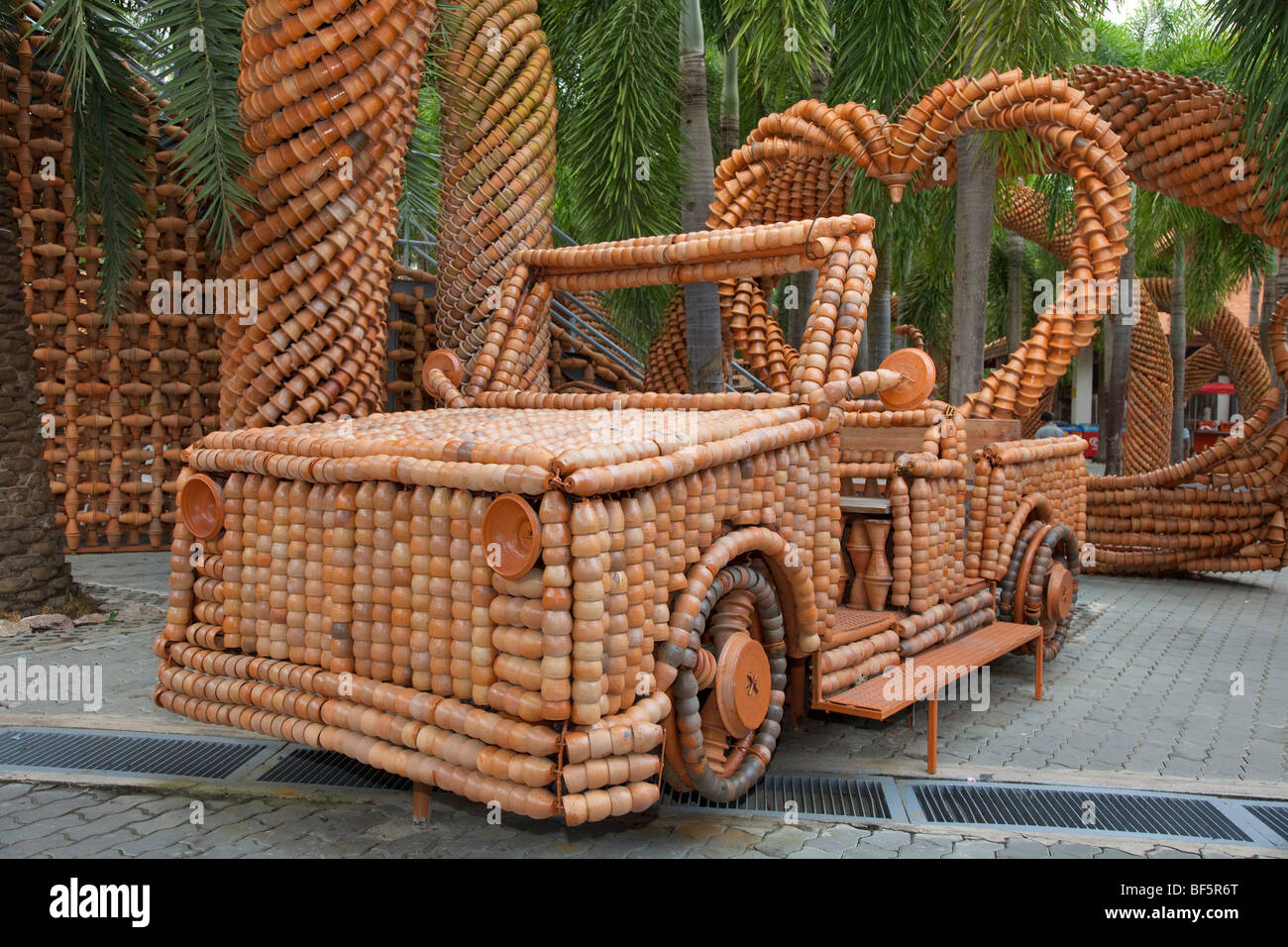 Plants & Flower garden centre plant pot statues. Art artwork, Suan Nong ...