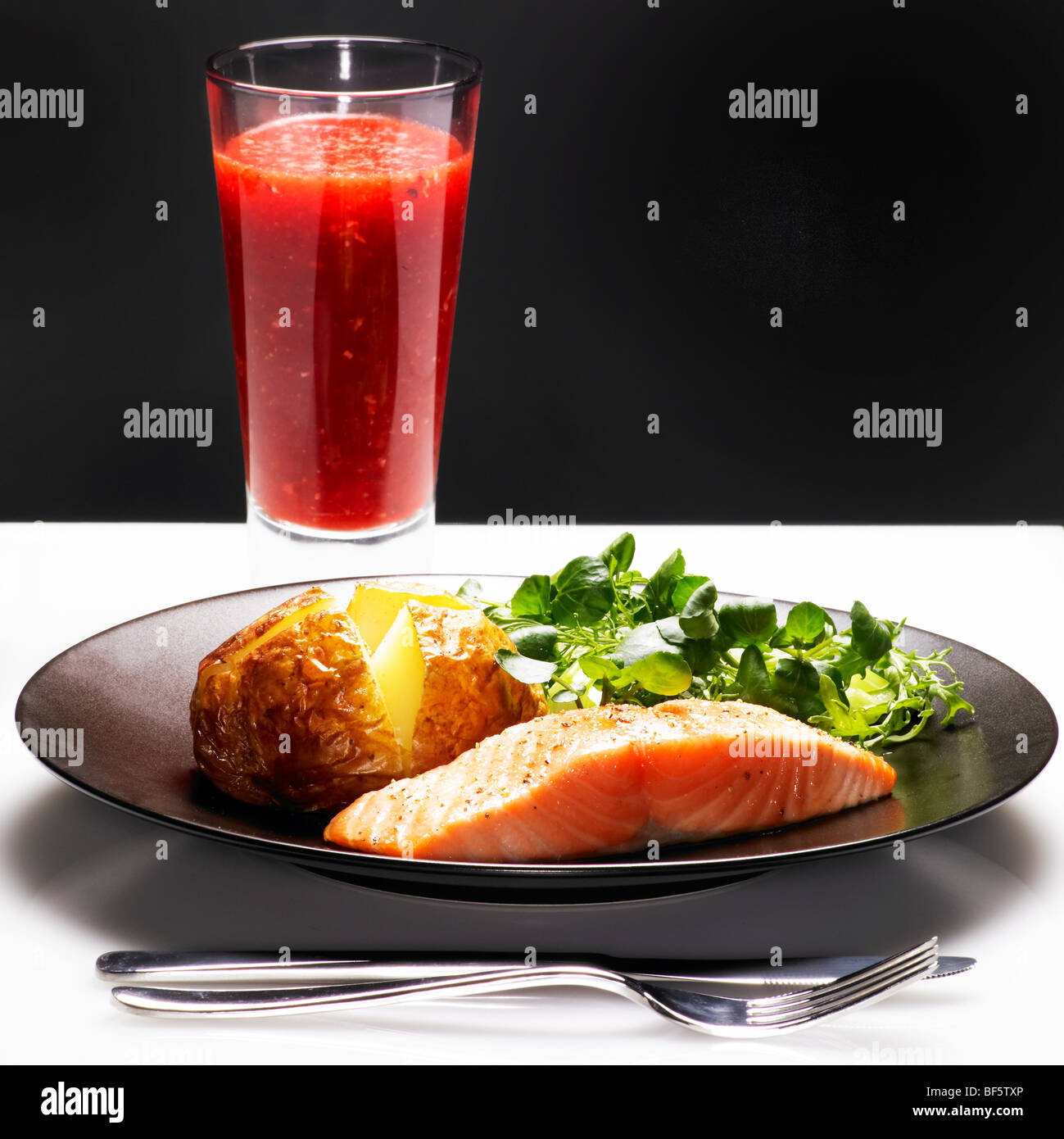 Green salad salmon fillet hi-res stock photography and images - Alamy