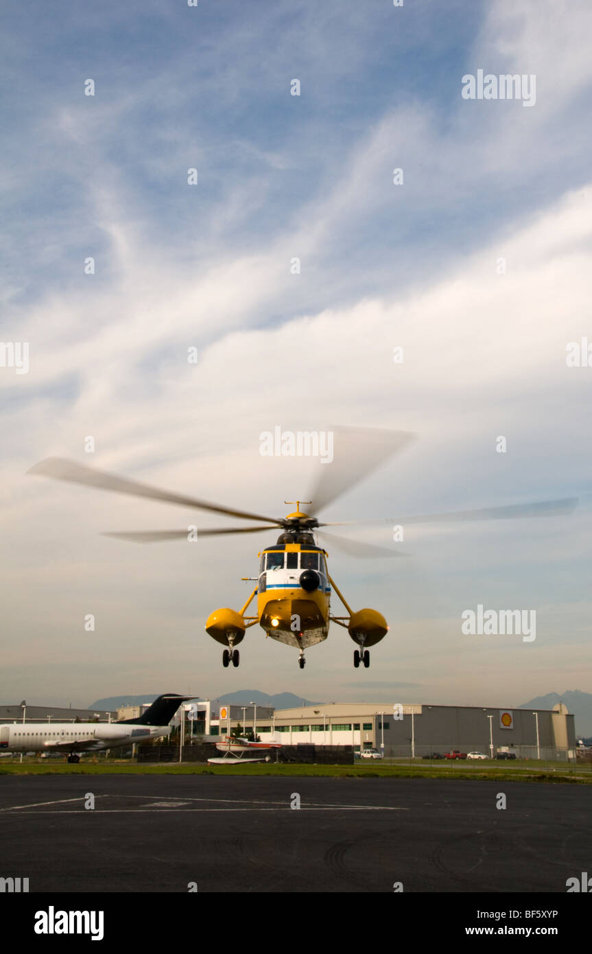 helicopter in flight Stock Photo - Alamy