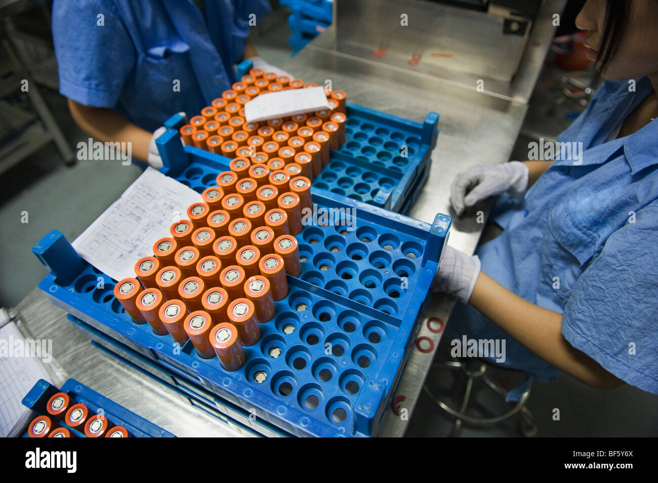 China factory workers hi-res stock photography and images - Alamy