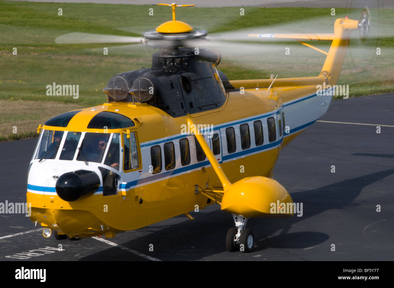 helicopter in flight Stock Photo - Alamy
