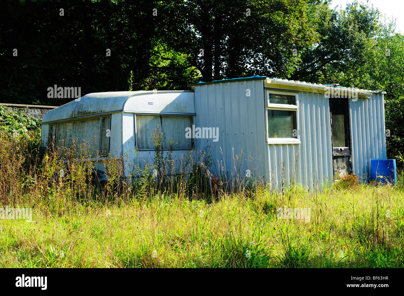 Dilapidated caravan hi-res stock photography and images - Alamy