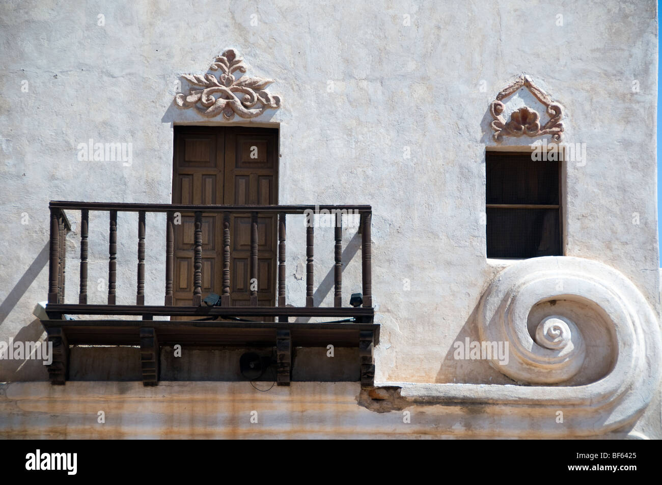 wooden balcony and plaster building in New Mexico Stock Photo - Alamy