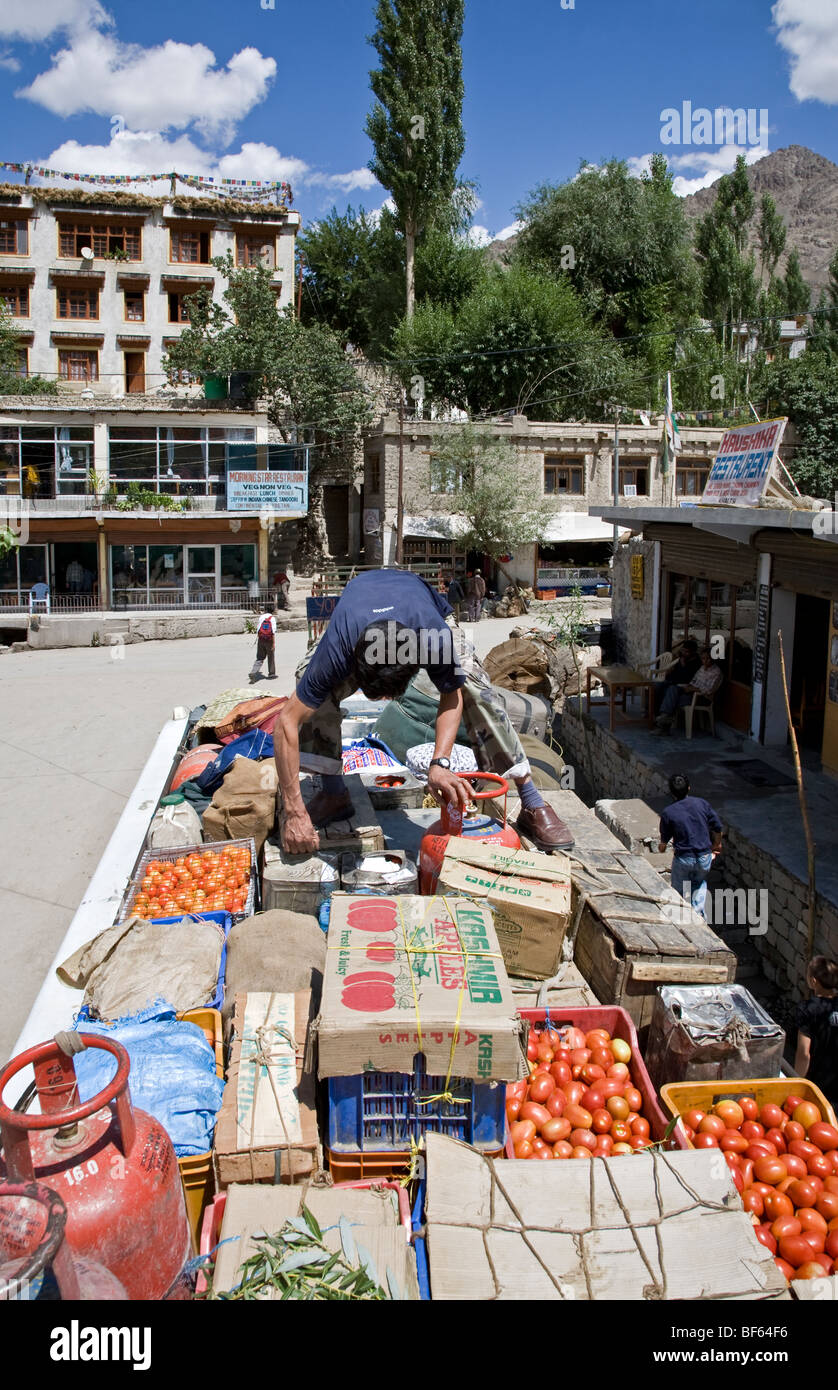 Overload bus india hi-res stock photography and images - Alamy
